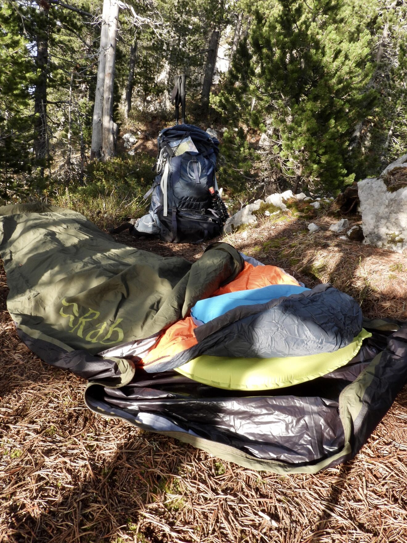 Test et retour terrain du sursac imper-respirant Alpine Bivy de RAB