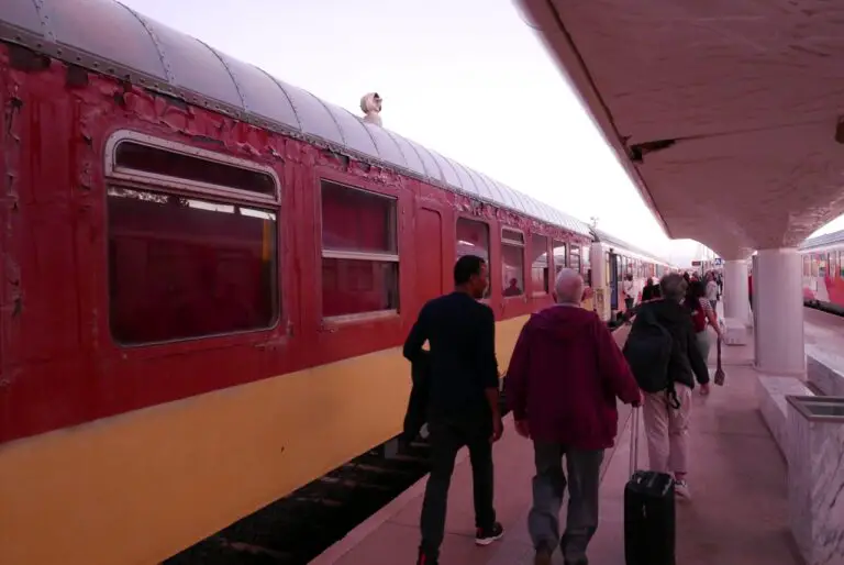 Voyage dans le train du désert marocain l'Oriental désert Express