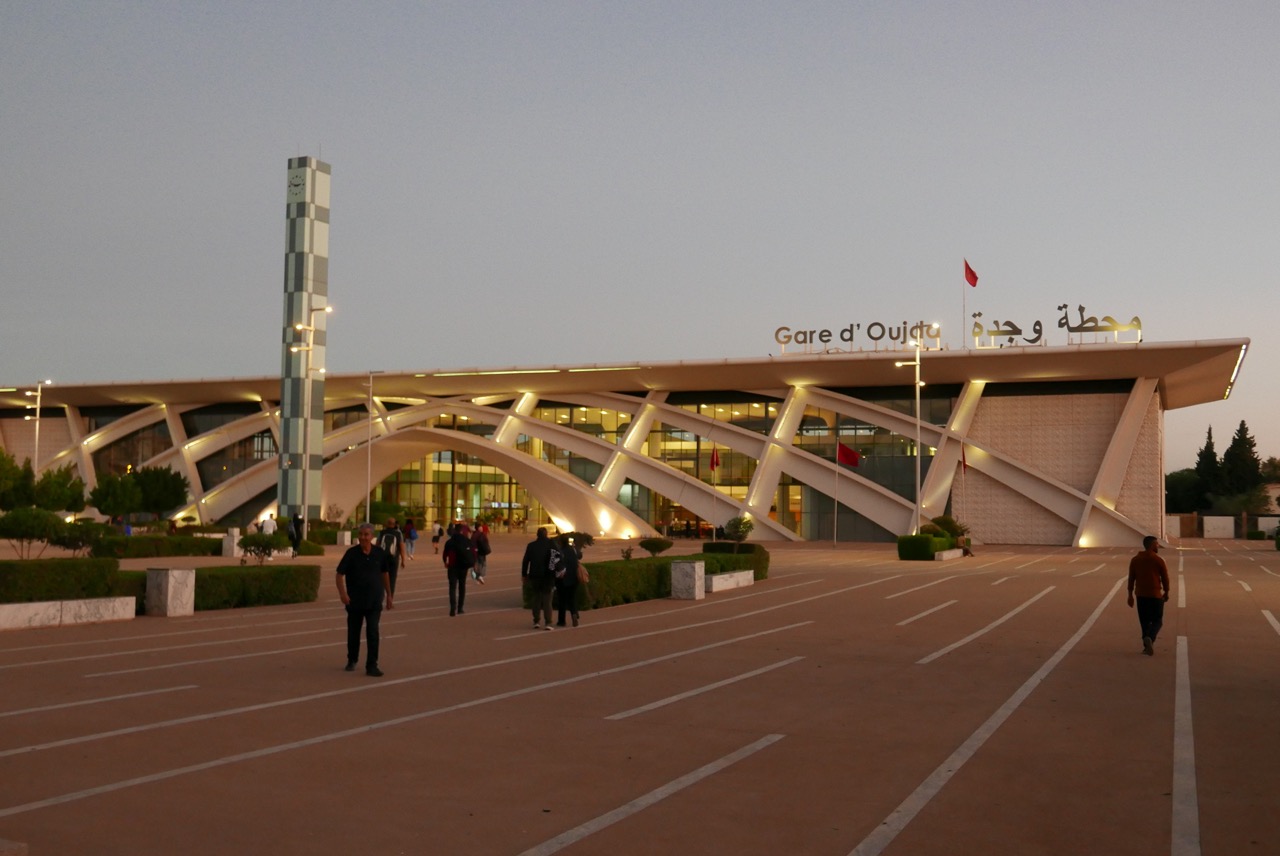 Voyage dans le train du désert marocain l'Oriental désert Express