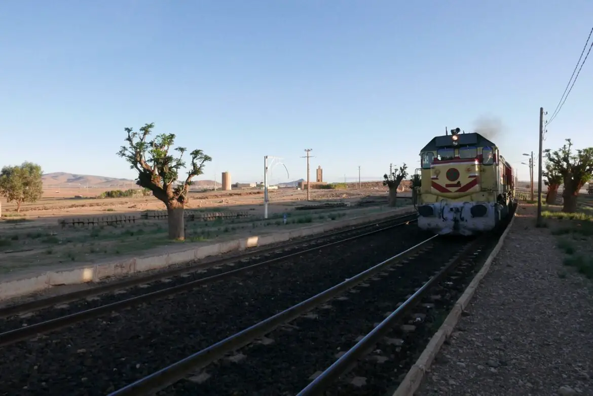 Voyage dans le train du désert marocain l'Oriental désert Express